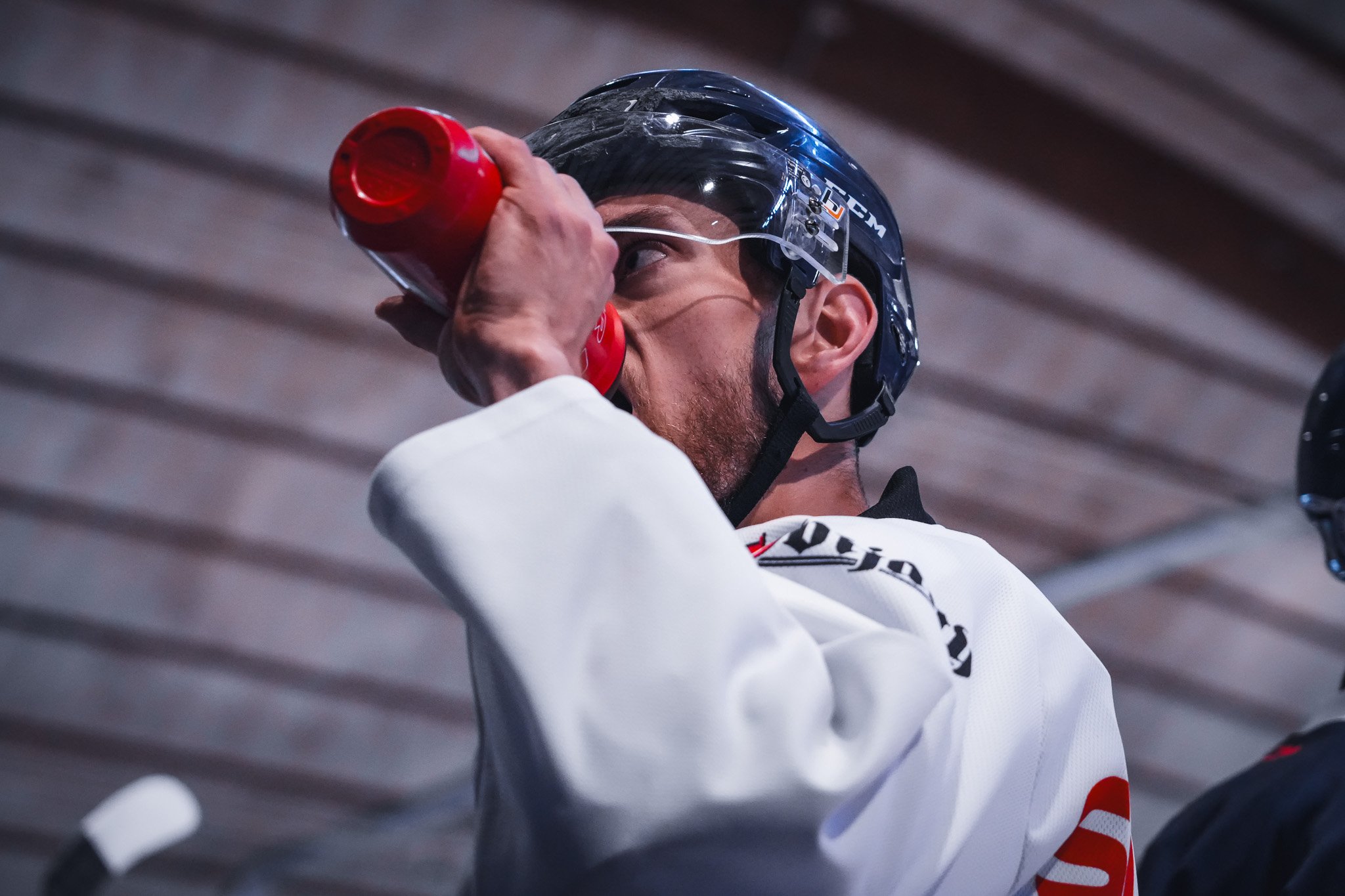 Zachar s Budíkem mají zlomené prsty na ruce. Nestihnou začátek ...